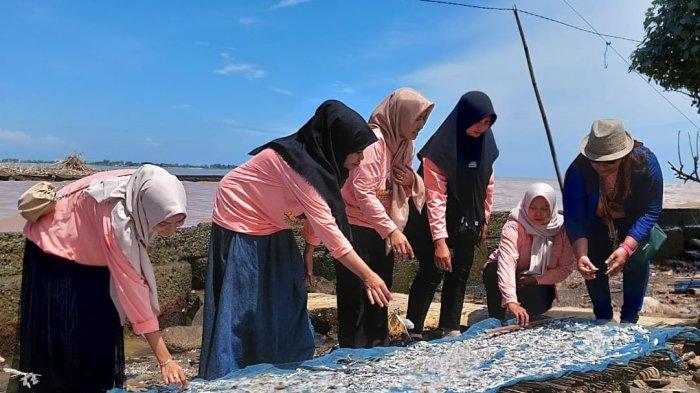 Pelatihan Pembuatan Ikan Asin Dinilai Jadi Pendorong Pelaku UMKM ...