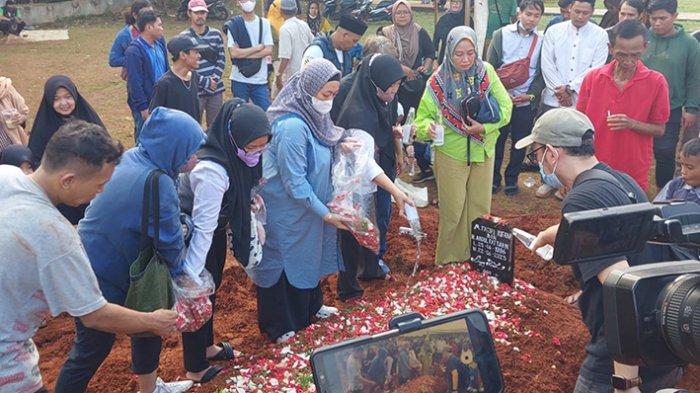 VIDEO Pemakaman Fajri, Pria Berbobot 300 Kilogram Berlangsung Dramatis ...