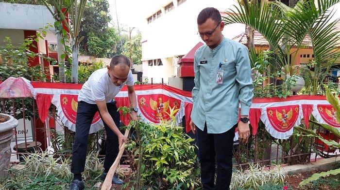 Polusi Udara Meningkat, BPJamsostek dan Kelurahan Gandaria Utara Tanam Pohon di Ruang Terbuka ...