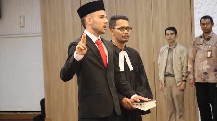 Resmi Jadi WNI, Calvin Verdonk Diambil Sumpah Kakanwil Kemenkumham DKI Jakarta - Wartakotalive.com