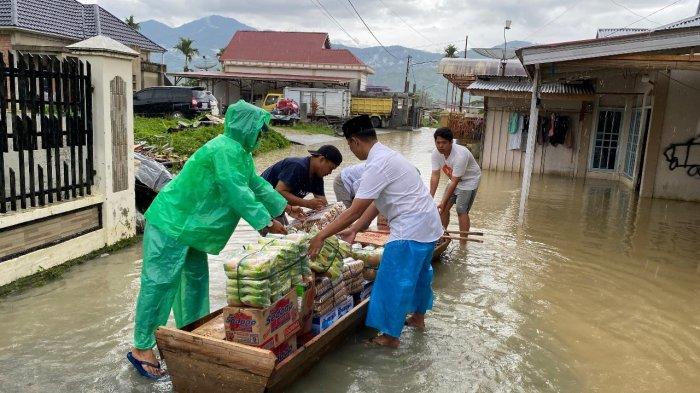 Tanggap Bencana, Santri Ganjar Jambi Salurkan Bantuan ke Korban Banjir di Kota Sungai Penuh ...