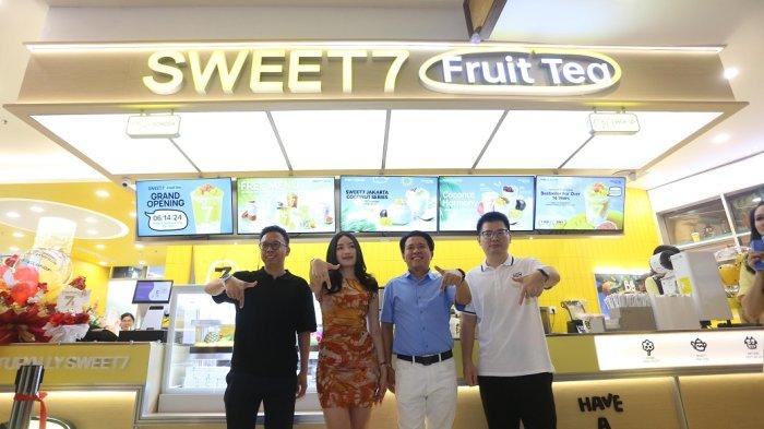 Teh Buah Asal Tiongkok Sweet7 Buka Gerai di Mall Gancit, Natasha Wilona Ikut Racik Minuman ...