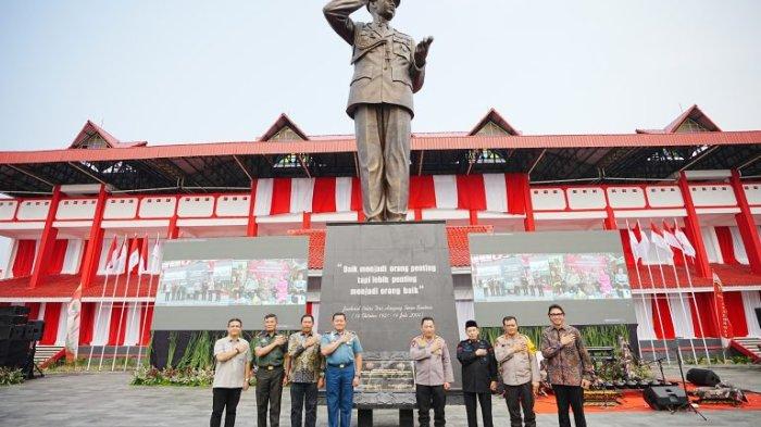 Kapolri dan Panglima TNI Resmikan Patung Hoegeng Iman Santoso di ...