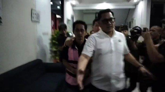 Jadi Tersangka Dugaan Korupsi, Pimpinan DPRD Kabupaten Bekasi Soleman Pakai Rompi Pink dan ...