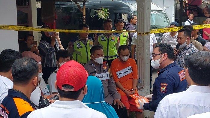 Dalam Rekonstruksi, Panca Darmansyah Peragakan Aksi Bunuh Diri yang ... Dalam Rekonstruksi, Panca Darmansyah Peragakan Aksi Bunuh Diri yang ...