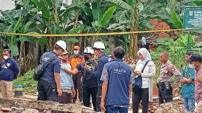 Proses Olah TKP Rampung, Puslabfor Polri Amankan Puing Tembok Roboh MTs Negeri 19 ...
