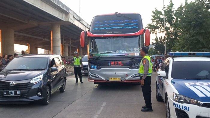 Jalan Betawi Dipadati Pecinta Klakson Telolet, Polisi Turun Tangan Kerahkan Pengamanan ...