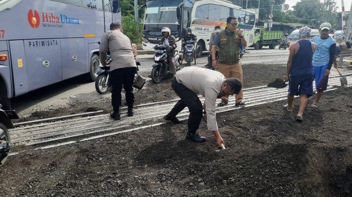Banyak Pemotor Alami Kecelakaan, Polisi di Cikarang Turun Tangan Perbaiki Jalan Rusak ...
