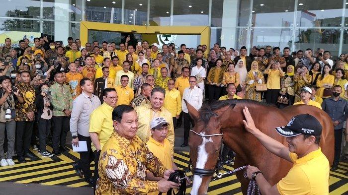 Sambangi Markas Golkar, Prabowo Pakai Batik Warna Kuning dan Disambut ...