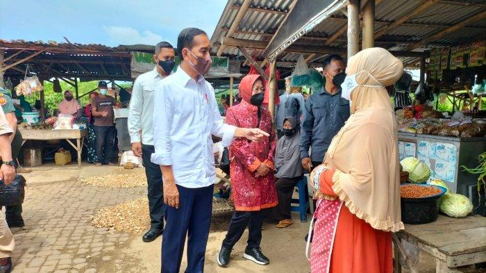 Bagikan BLT Minyak Goreng dari Kemensos di Sumenep, Jokowi Harap Bisa Ringankan Beban Warga ...