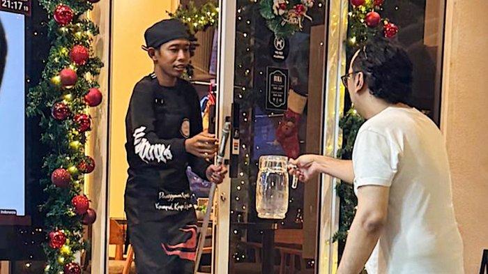 Tak Lolos ke DPRD Kota Bekasi, Dede Sunandar Kini Bekerja di Kafe ...