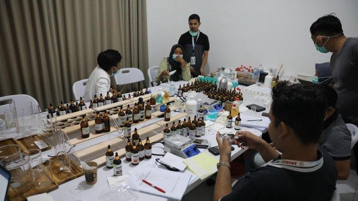 Tujuh Produksi Parfum Lokal Khas Aceh dari Bahan Minyak Nilam Digarap Pemuda Binaan AMANAH ...