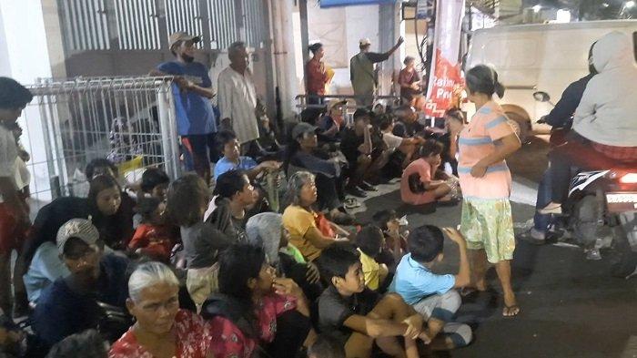 Tunggu Pembagian Angpao, Puluhan Orang Duduk di Emperan Jalan Sekitar ...