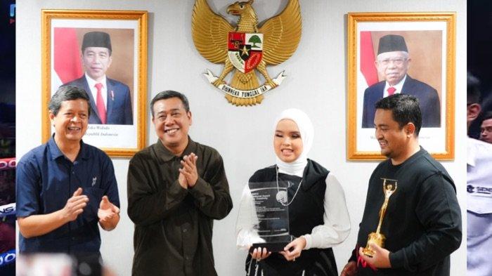 Putri Ariani Terima Penghargaan AMI Awards 2023 Sebagai Artis yang Memberi Inspirasi ke Banyak ...