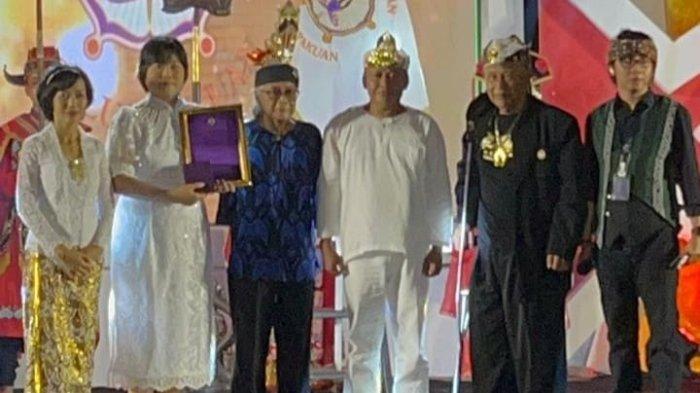 Raja Galuh Pakuan Kukuhkan Gelar Adat Duta Laksana Girang Harta kepada ...
