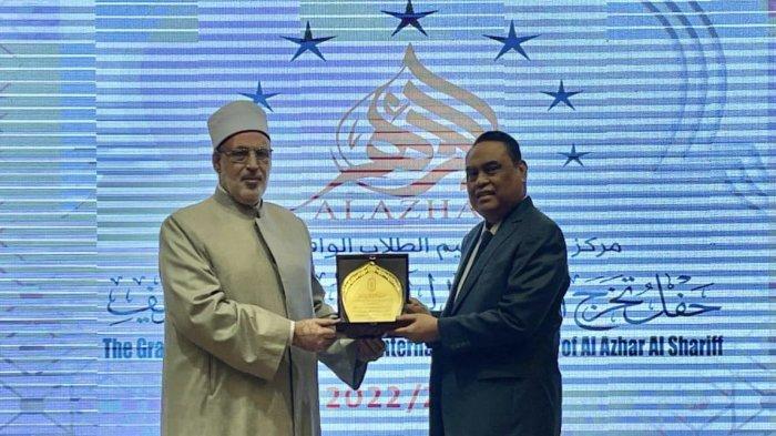 Dukung Perjuangan Rakyat Palestina, Al Azhar Mesir Gelar Wisuda Ribuan ... Dukung Perjuangan Rakyat Palestina, Al Azhar Mesir Gelar Wisuda Ribuan ...