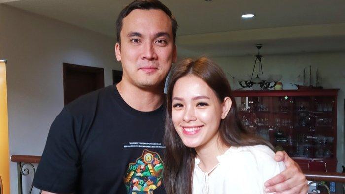 Viral Foto Bareng Cewek Berkacamata Sambil Mesem, Rendy Kjaernett ...