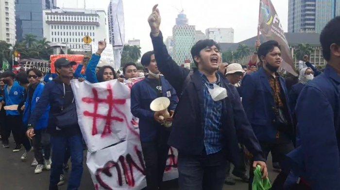 Aksi Mahasiswa di Patung Kuda Disambut Emak-emak - Wartakotalive.com