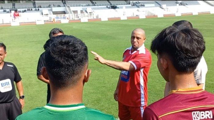 Roberto Carlos, Eric Abidal, Sebastian Veron Serius Saat Menjadi ...