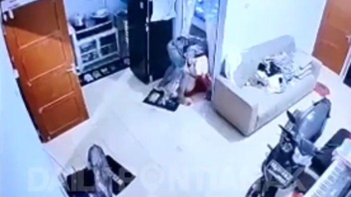 Terekam CCTV Detik-detik Rampok Berpisau Serang Korban, Bawa Kabur Uang Rp180 Ribu ...