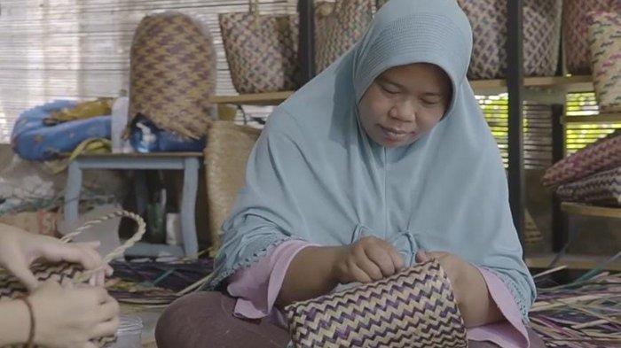Salasiah Nasabah PNM Banjarmasin Kalimantan Selatan Sulap Rumput Purun Jadi Tas Cantik ...