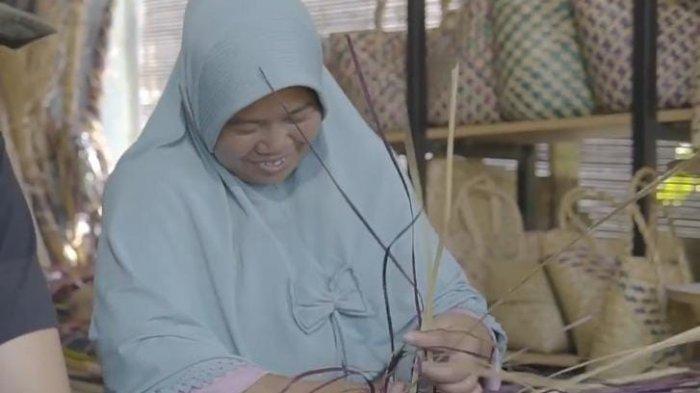 Salasiah Nasabah PNM Banjarmasin Kalimantan Selatan Sulap Rumput Purun Jadi Tas Cantik ...