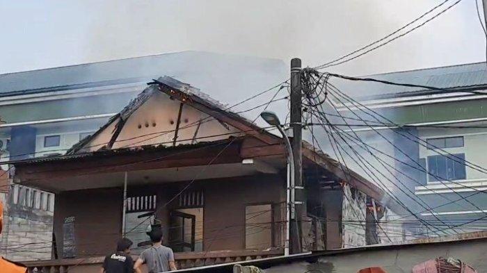 Kosan 8 Kamar di Cawang Terbakar Gara-gara Korsleting Listrik, Kerugian Ditaksir Rp 250 juta ...