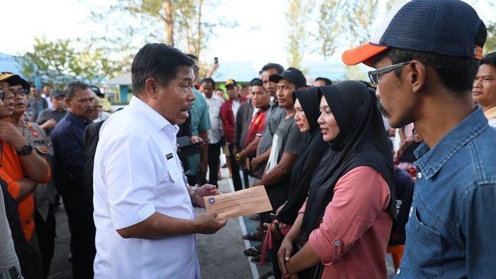 Kemendagri Serahkan Donasi Senilai Rp 385 Juta Bagi Korban Bencana Longsor di Serasan Natuna ...