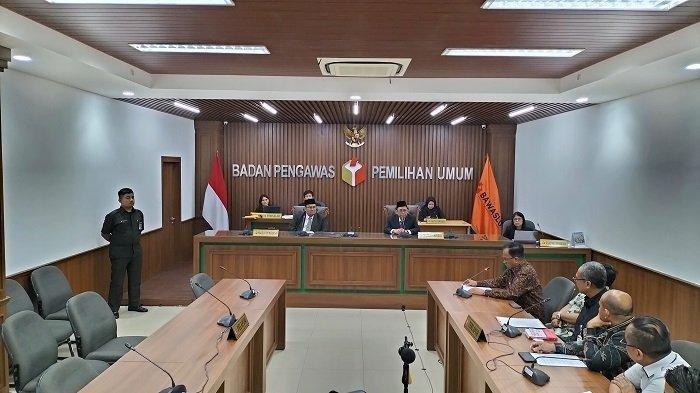 Sidang Pantun Cak Imin dan Mahfud MD Usai Pengundian Nomor Urut Ditunda, Pelapor Mangkir ...