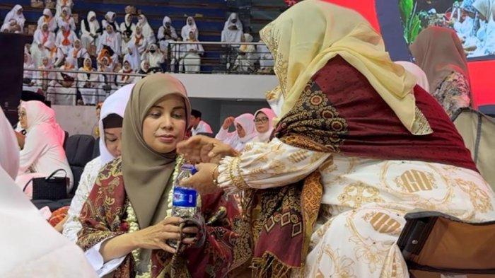 Calon Ibu Negara Siti Atikoh Hadiri Pengajian Akbar di DBL Surabaya Bareng Nyai Ainur Rohmah ...