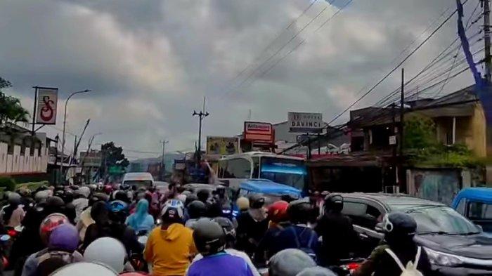 Arus Lalu Lintas di Kawasan Puncak Macet, Polisi Berlakukan One Way Arah Jakarta - Wartakotalive.com