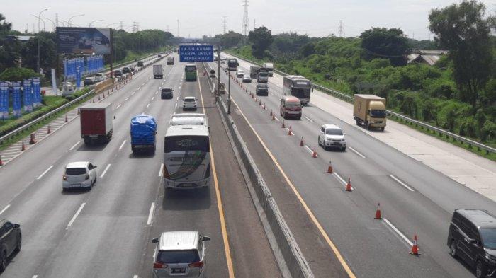 Cegah Kecelakaan, Polisi Rapatkan Traffic Cone Jalur Contraflow di ...