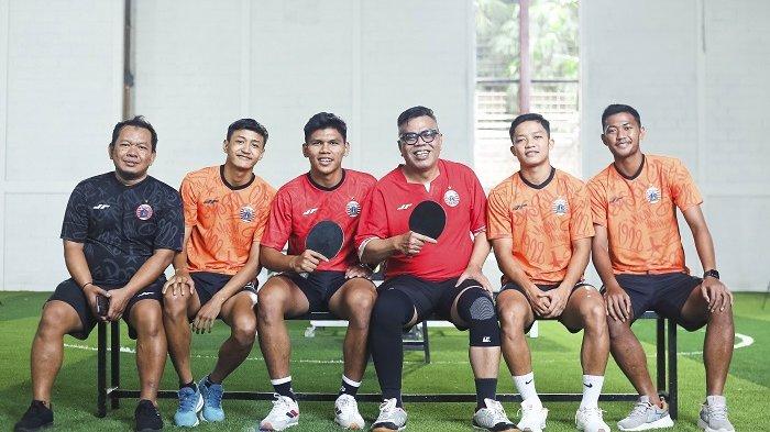 Komedian Abdel Achrian Berhasil Menaklukkan Empat Pemain Persija ...
