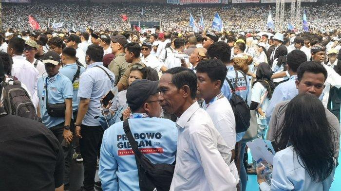 Sosok Mirip Presiden Jokowi Hadiri Kampanye Akbar Prabowo-Gibran di GBK, Acungkan Dua Jari ...