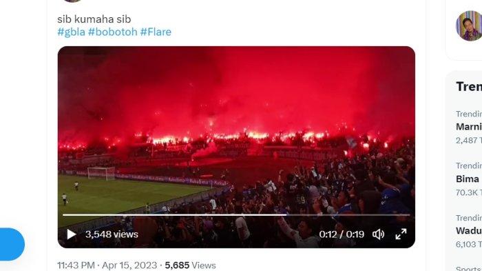 Stadion GBLA Membara, Bobotoh Nyalakan Flare Usai Persib Tumbang ...