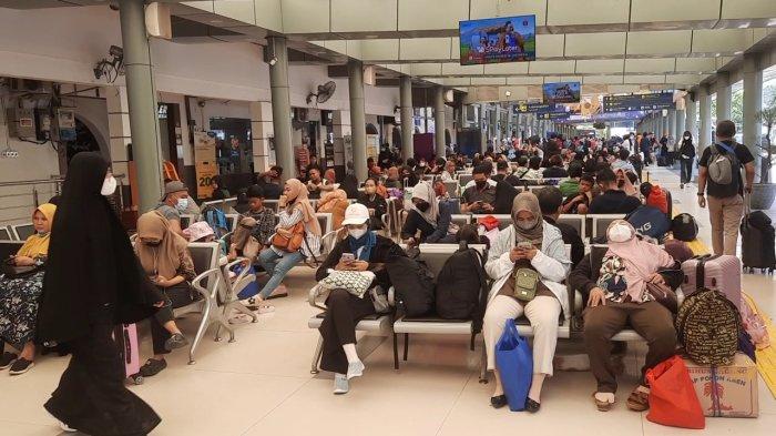 Stasiun Pasar Senen Mulai Ramai Pemudik, Ini Alasan Yopi dan Junesa Memilih Pulang Kampung Hari ...