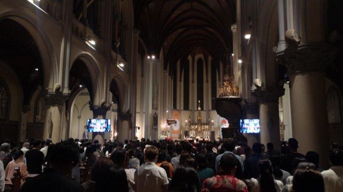 Misa Malam Natal, Pastor Gereja Katedral Jakarta Berdoa Indonesia Keluar dari Pandemi ...