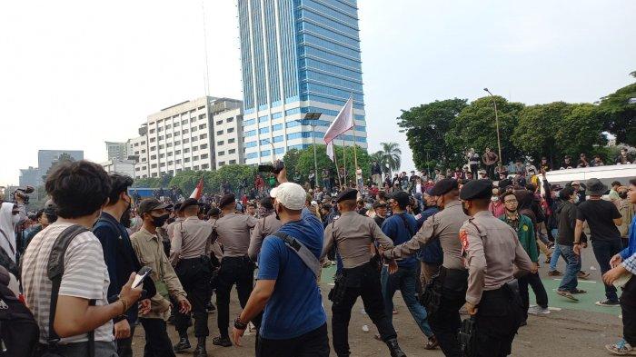 Demo di Gedung DPR Sempat Ricuh, Massa Lempari Botol ke Polisi - Wartakotalive.com