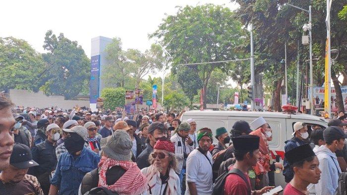Massa Aksi Demo Tolak Konser Coldplay Tuding Aparat Pro LGBT, Polisi ...