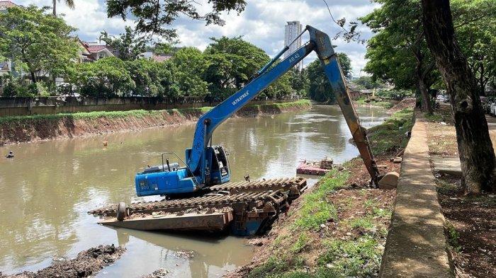Hindari Banjir Saat Musim Hujan, Sudin SDA Jakbar Bakal Keruk Lumpur di Kali Semongol dan ...