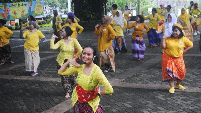Bakul Budaya Menari Jaipong Massal Bernuansa Busana Kuning Meriahkan ...