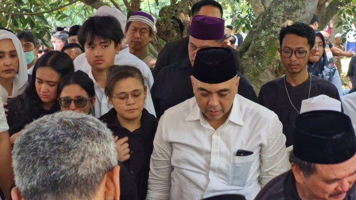 Tangis Ahmed Zaki dan Intan Nurul Pecah saat Pemakaman Jenazah Ismet Iskandar di Pakulonan ...