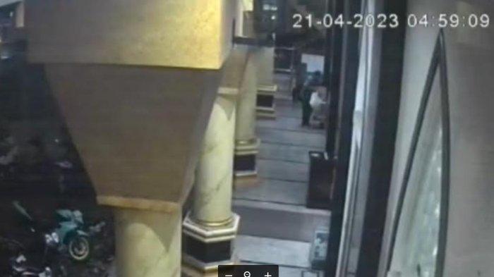 Terekam Kamera CCTV, Pencuri Gondol Kotak Amal Berisi Uang Sekitar Rp8 Juta, Saat Jemaah Salat ...