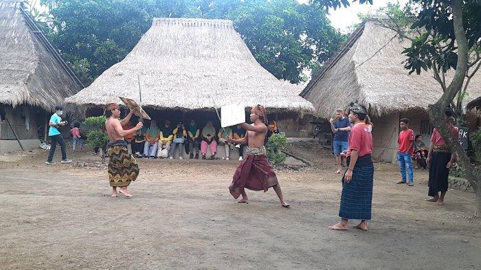 Tarian Peresean Khas Suku Sasak Ende untuk Mengadu Ketangkasan Prajurit ...