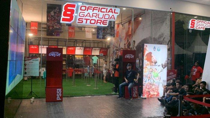 Suporter yang Tidak Dapat Tiket Manfaatkan Layar di Sekitar GBK Nonton ...