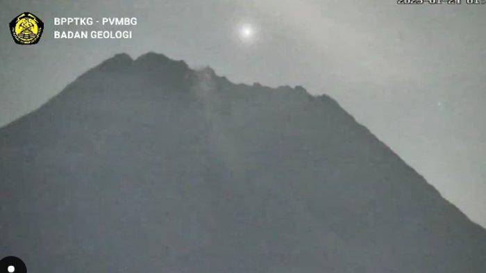 Geger Penampakan Benda Misterius Bercahaya di Atas Gunung Merapi yang ...