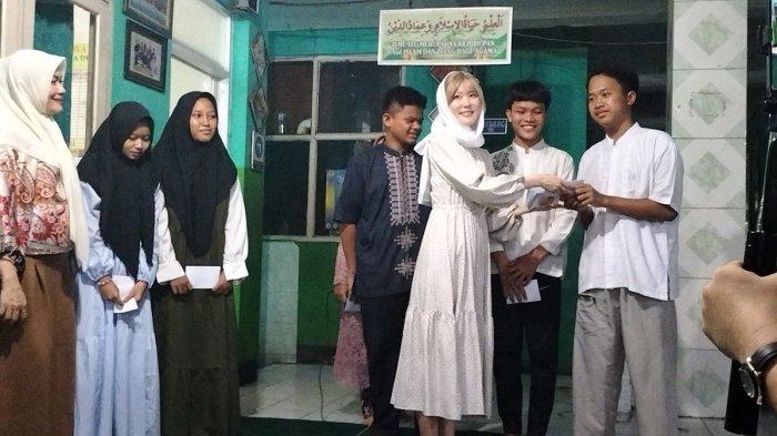 Tiktokers Jepang Asahina Mana Beri Santunan untuk Korban Kecelakaan Bus SMK Lingga Kencana Depok ...