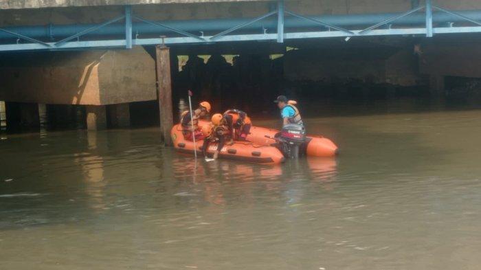 Diduga Mabuk, Petugas Kebersihan Hanyut di BKB Setelah Ambil Gaji - Wartakotalive.com