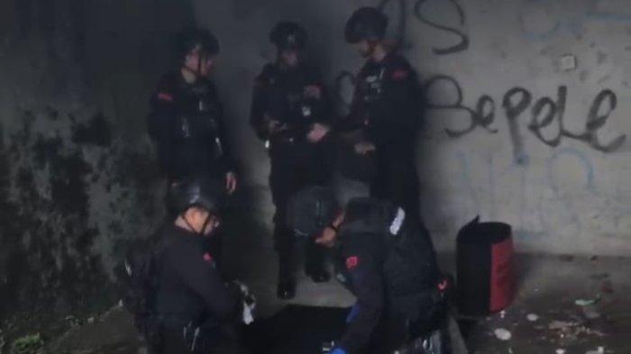 Viral di Medsos, Tim Jibom Brimob Gercep Evakuasi Granat Aktif di Rumah ...