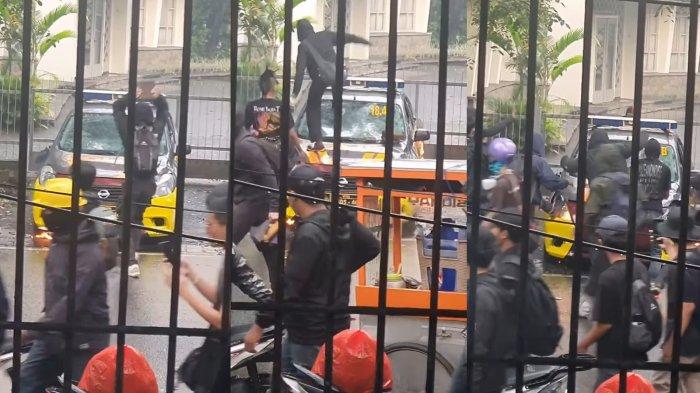 May Day di Bandung Berubah Mencekam, Massa Berpakaian Serba Hitam Serang dan Hancurkan Mobil ...